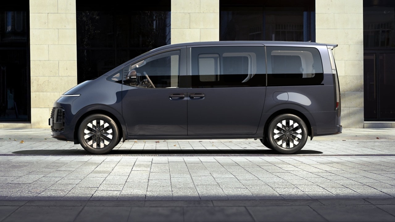 2025 Hyundai Staria review - XXL hybrid MPV - Car Specs Hub ...