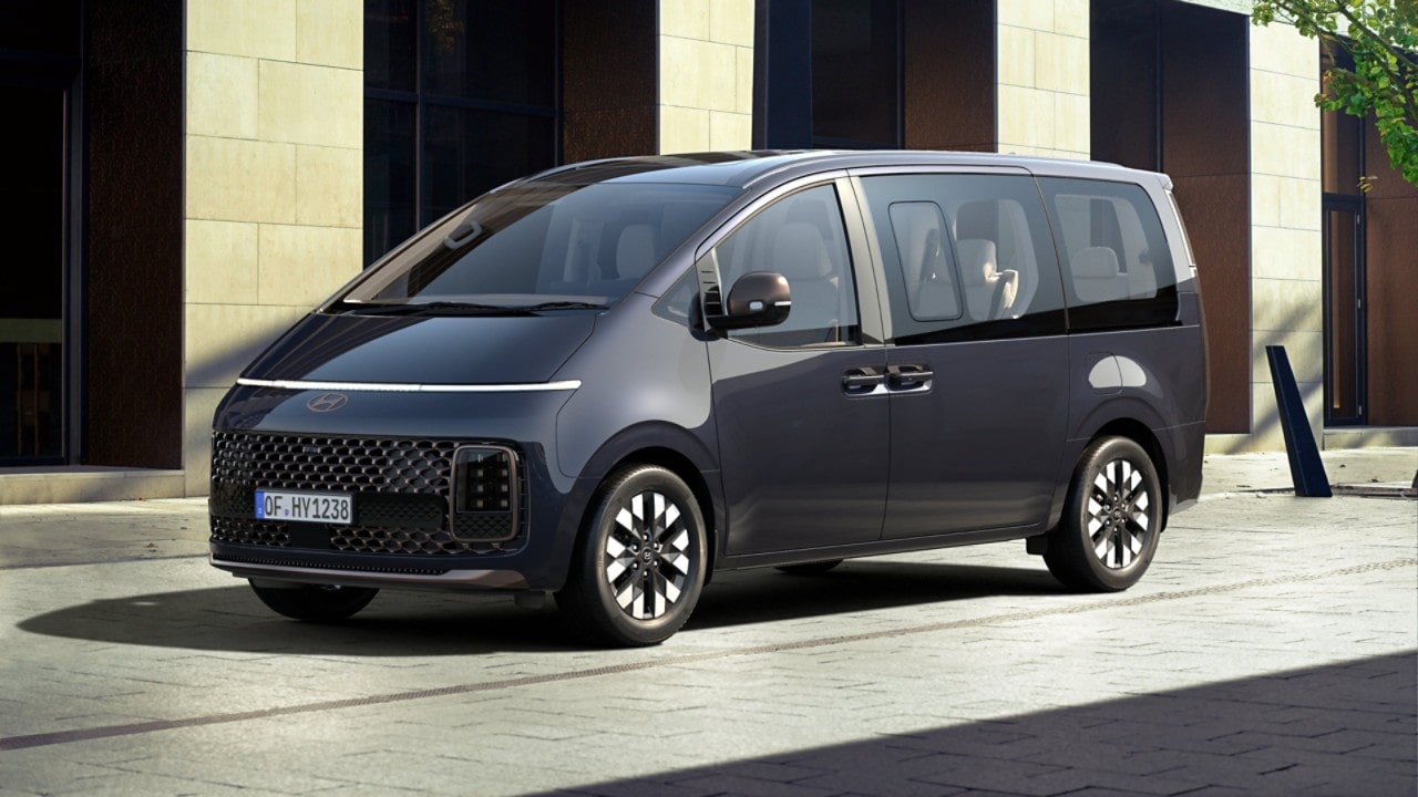 2025 Hyundai Staria review - XXL hybrid MPV - Car Specs Hub ...